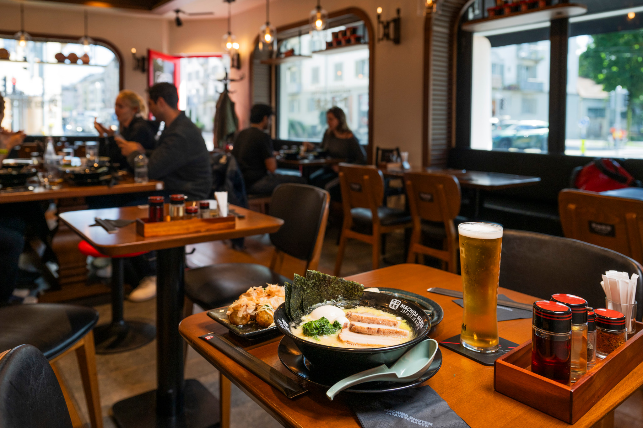 Innenansicht des Restaurants Machida Shoten mit einem Tisch voller ...