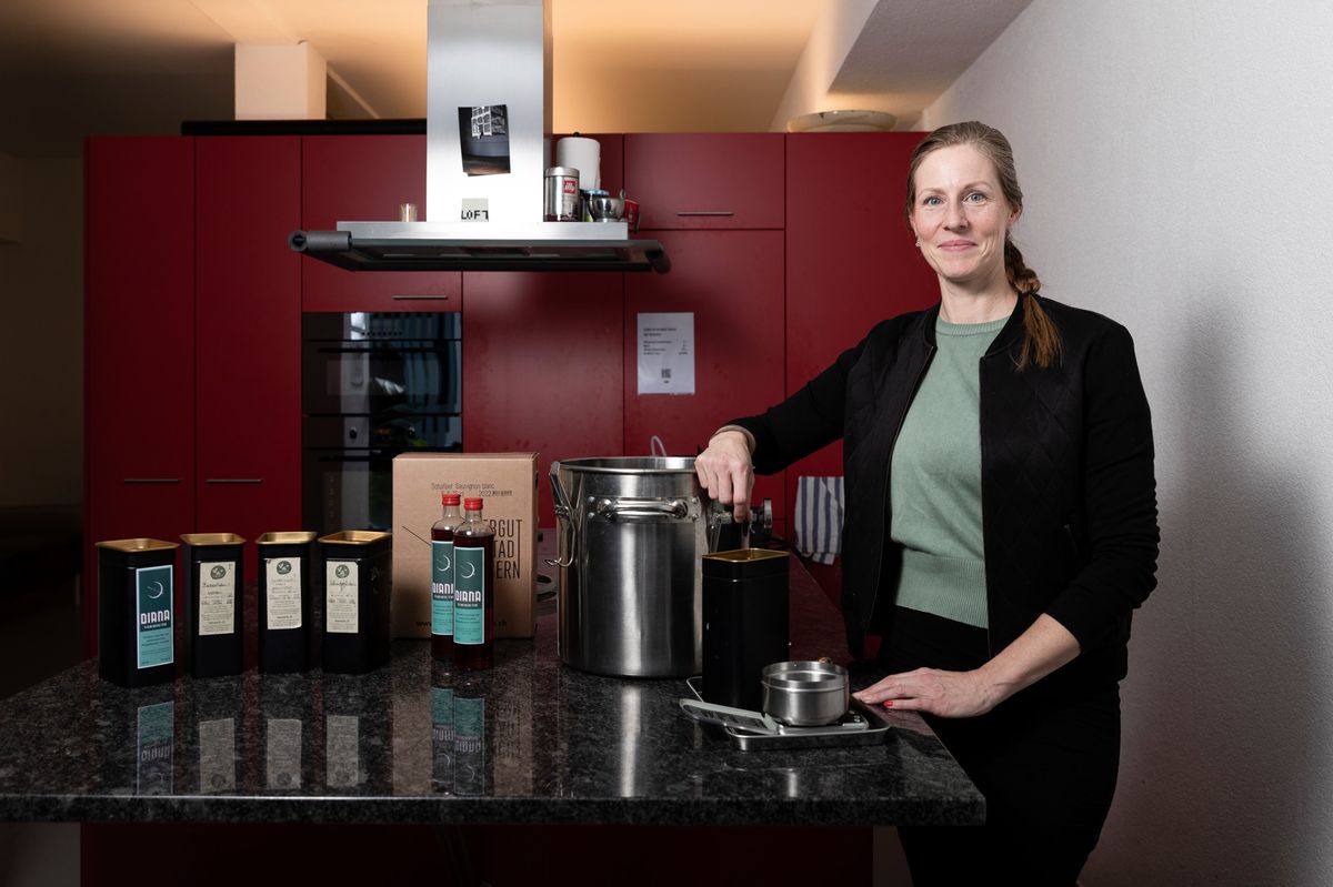 Barbara Hess stellt in Bern das Aperitif-Getränk Wermut her | Berner ...