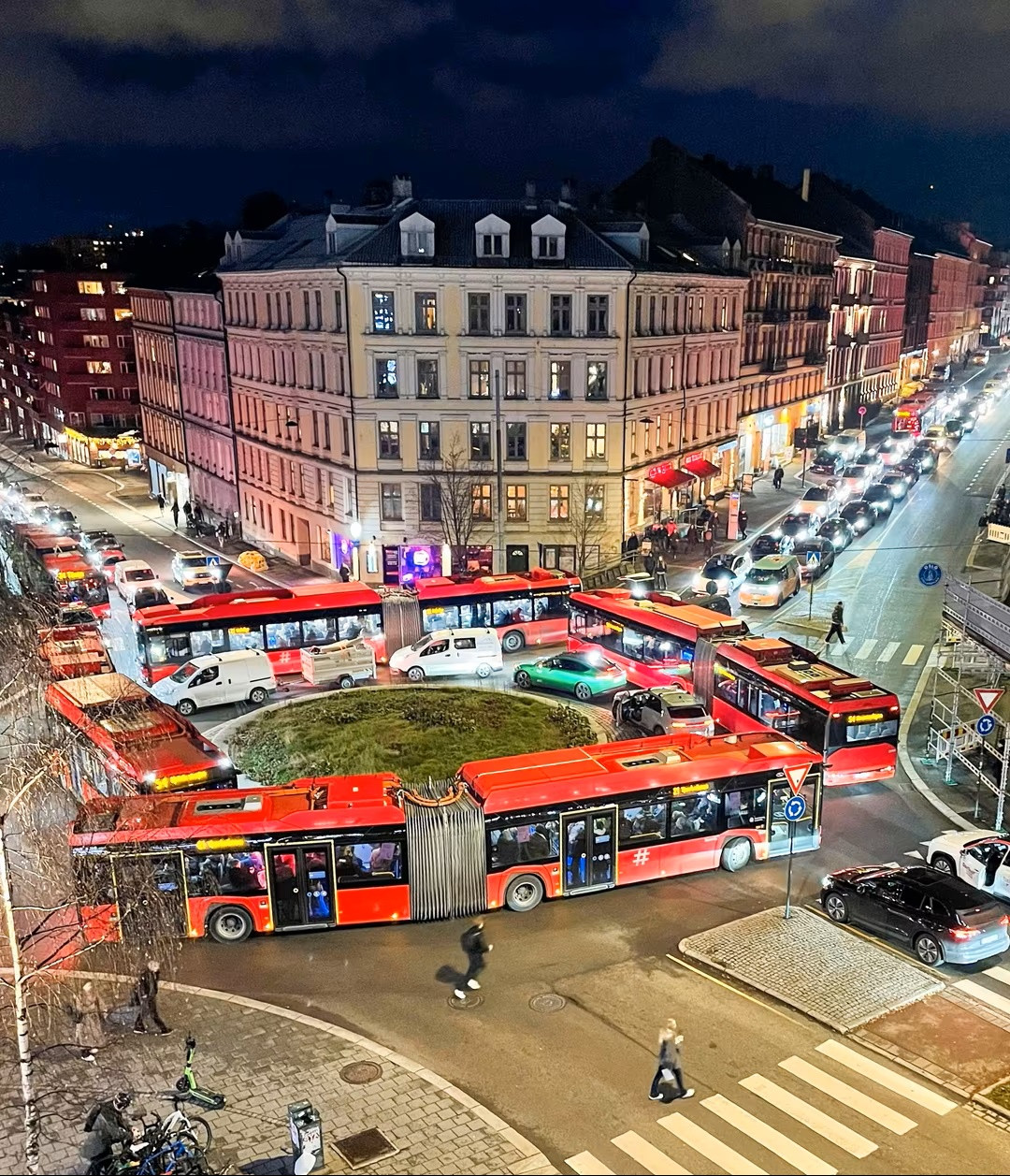 Oslo: Gelenkbusse verkeilen sich im Kreisel