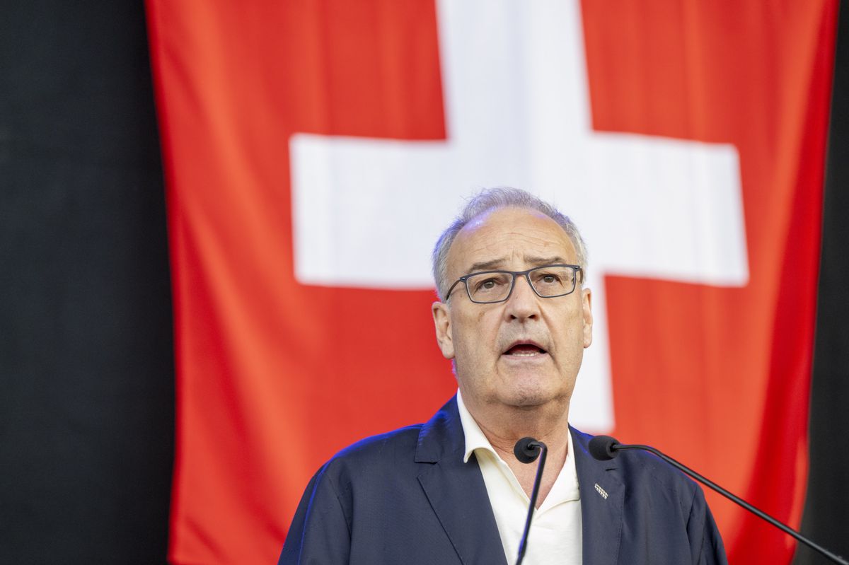 Guy Parmelin: Bundesrat bricht sich Arm bei Sturz im Büro | Tages-Anzeiger