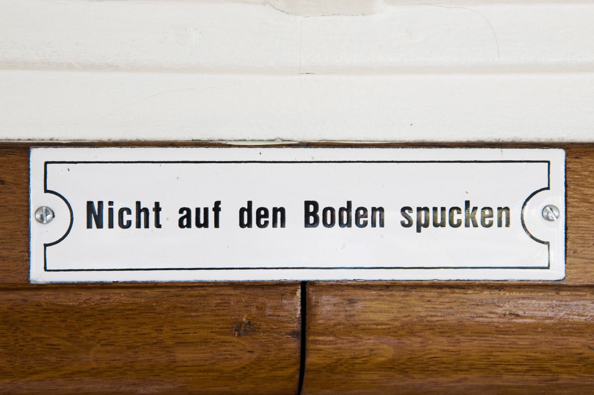 Busse von 200 Franken: Wallisellen segnet neues Spuckverbot ab | Tages ...