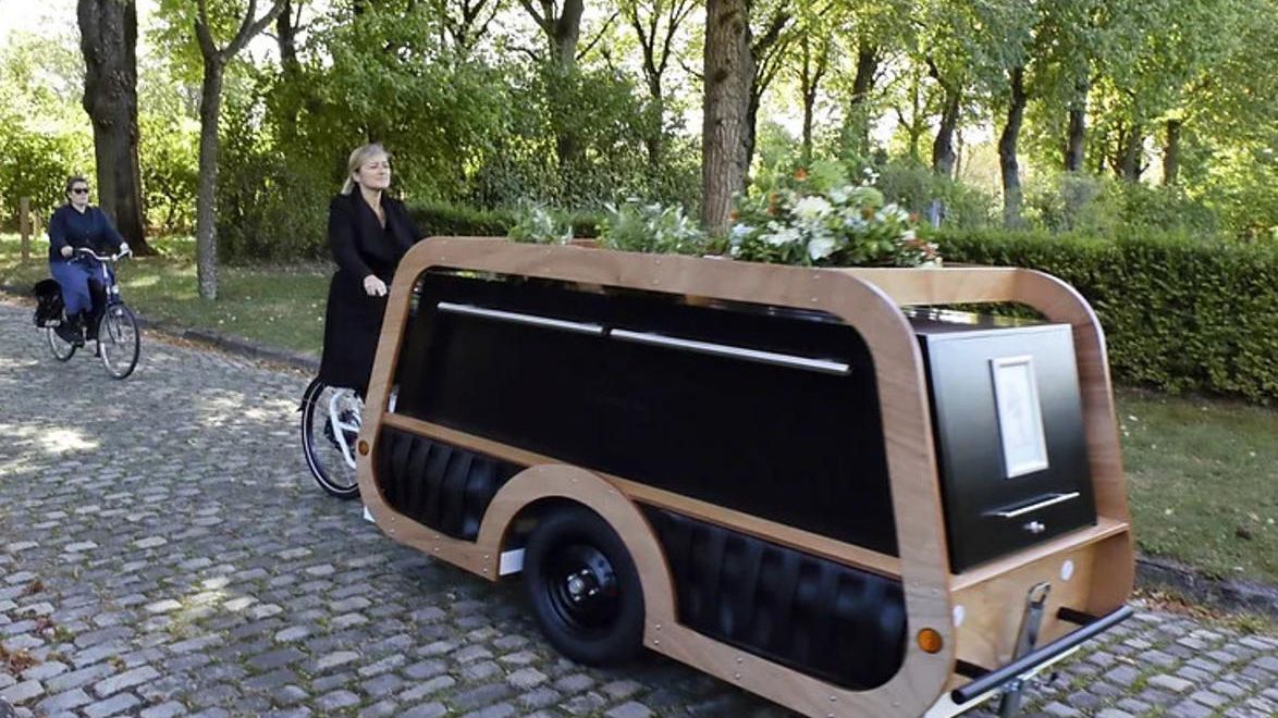 «Corbicylette»: Après la Suisse, la France lance son vélo-corbillard ...