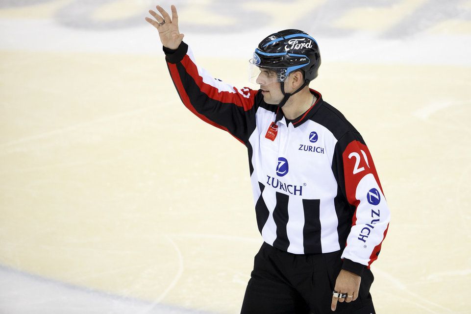 Sie lässt Eishockeyaner nach ihrer Pfeife tanzen | Basler Zeitung