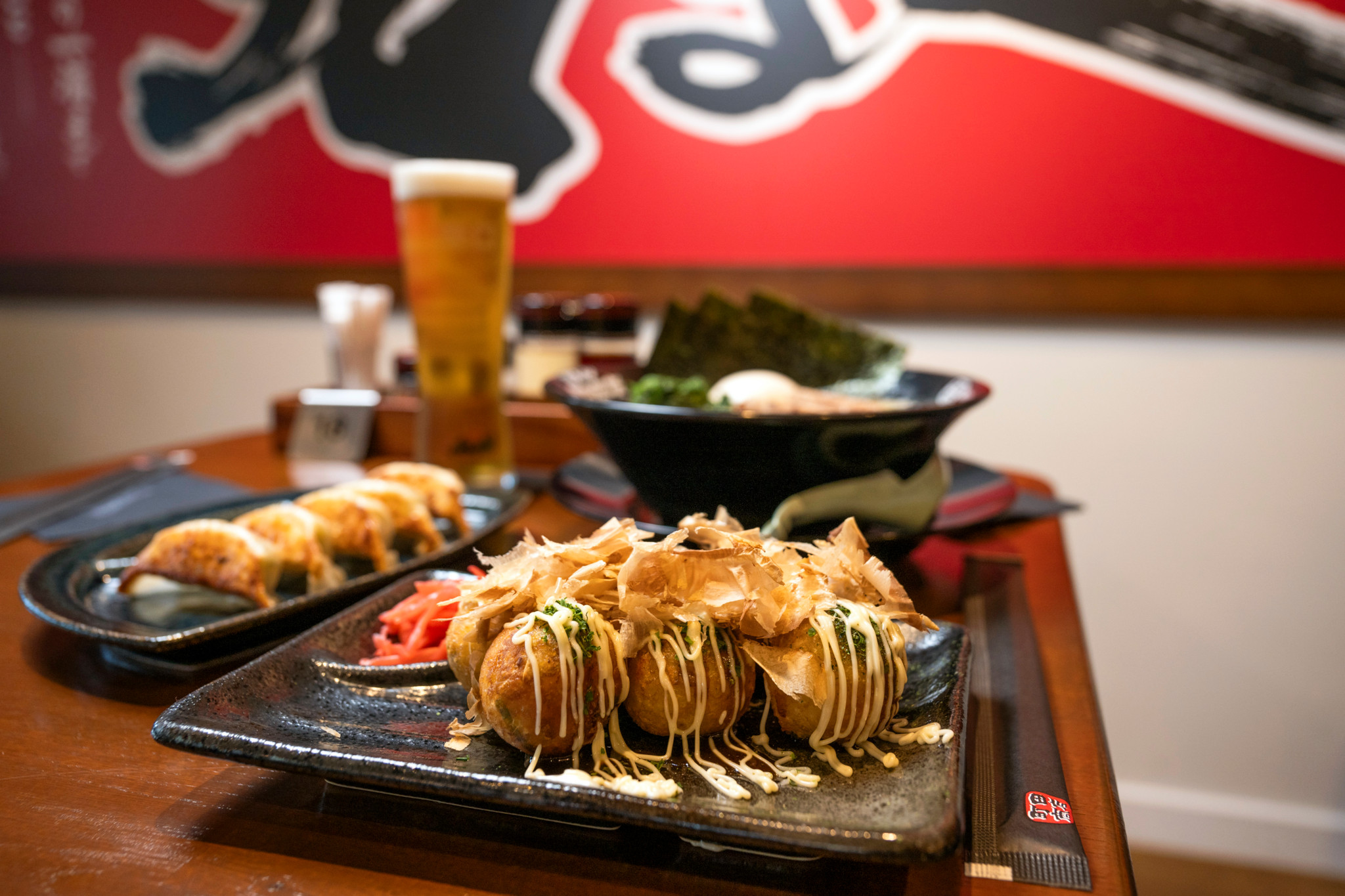 Takoyaki und vegetarische Gyoza auf einem Tisch im Machida Shoten ...