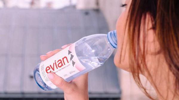 Polémique en France – Polémique après un tweet d'Evian au début du ...
