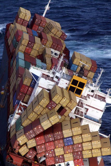 Frachtschiff neigt sich weiter – 70 Container über Bord gefallen ...