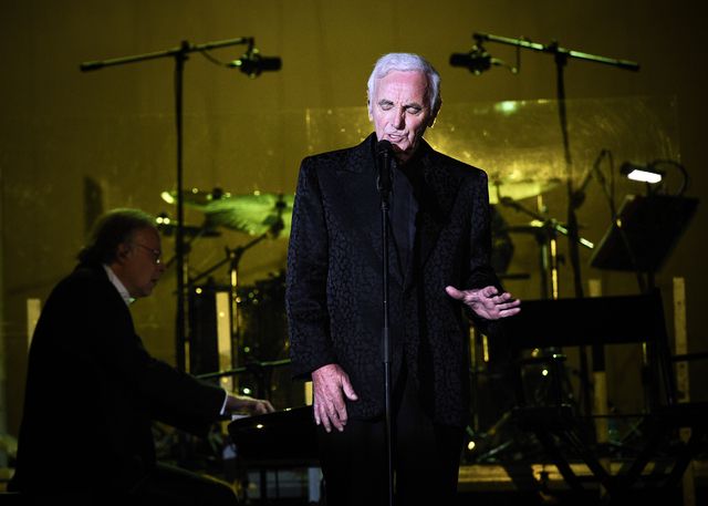 France: Le spectacle d'Aznavour finit sous les sifflets du public - Le ...