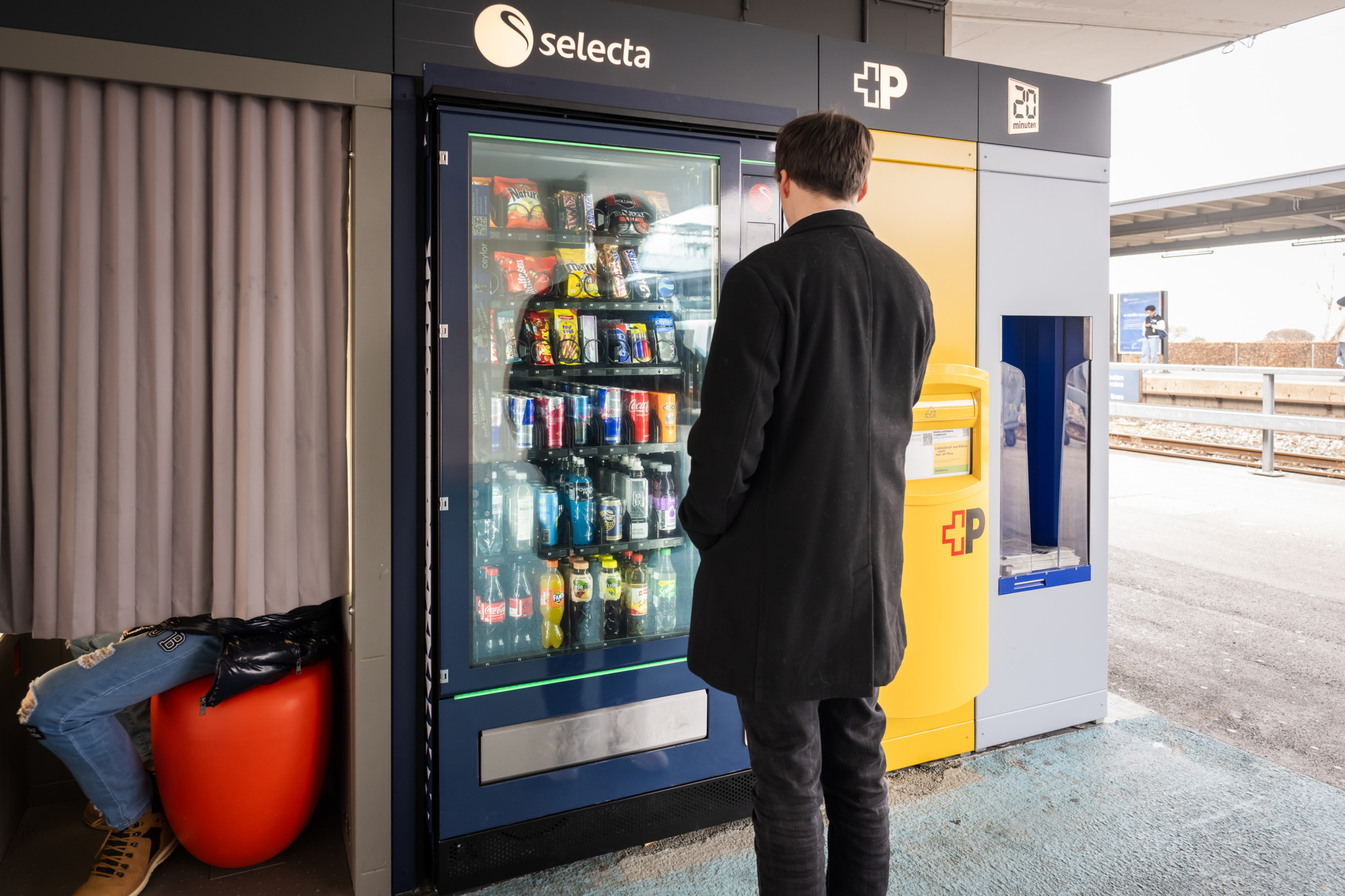 Neuer Selecta-Automat: Die Modelle sind nun blau, haben Touchscreen und ...