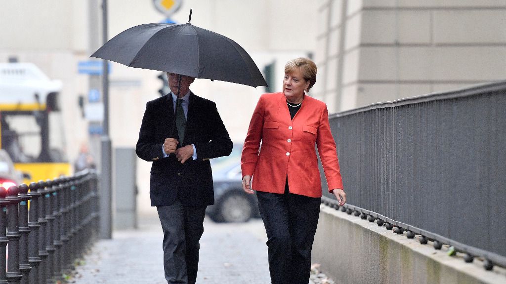 Ehemann lässt Merkel im Regen stehen | Der Bund