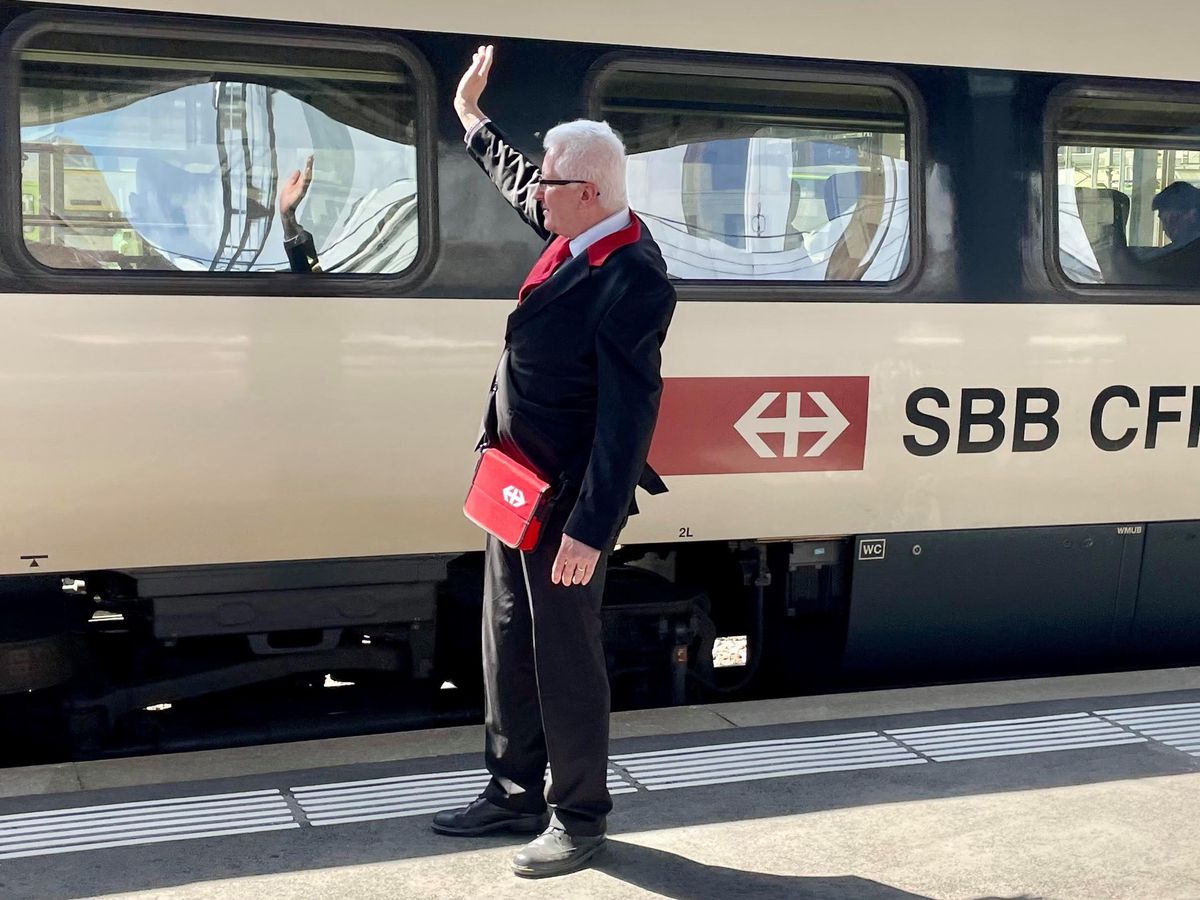 Le plus célèbre contrôleur CFF recycle son accent neuchâtelois - Le Matin