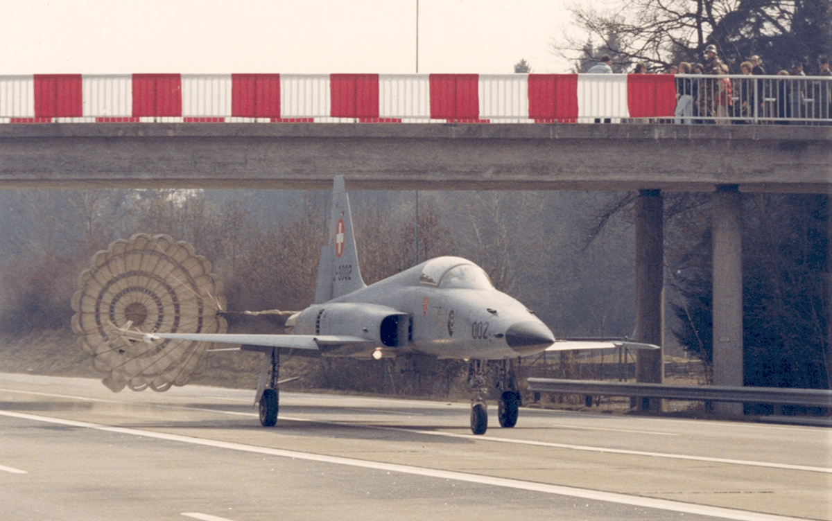 Luftwaffe übt Anfang Juni Starts und Landungen auf der Autobahn A1 | Der Bund