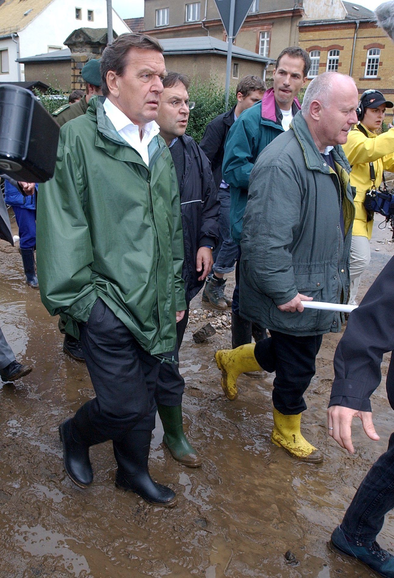 Hochwasser in Deutschland: Olaf Scholz steigt in die Gummistiefel | Der ...