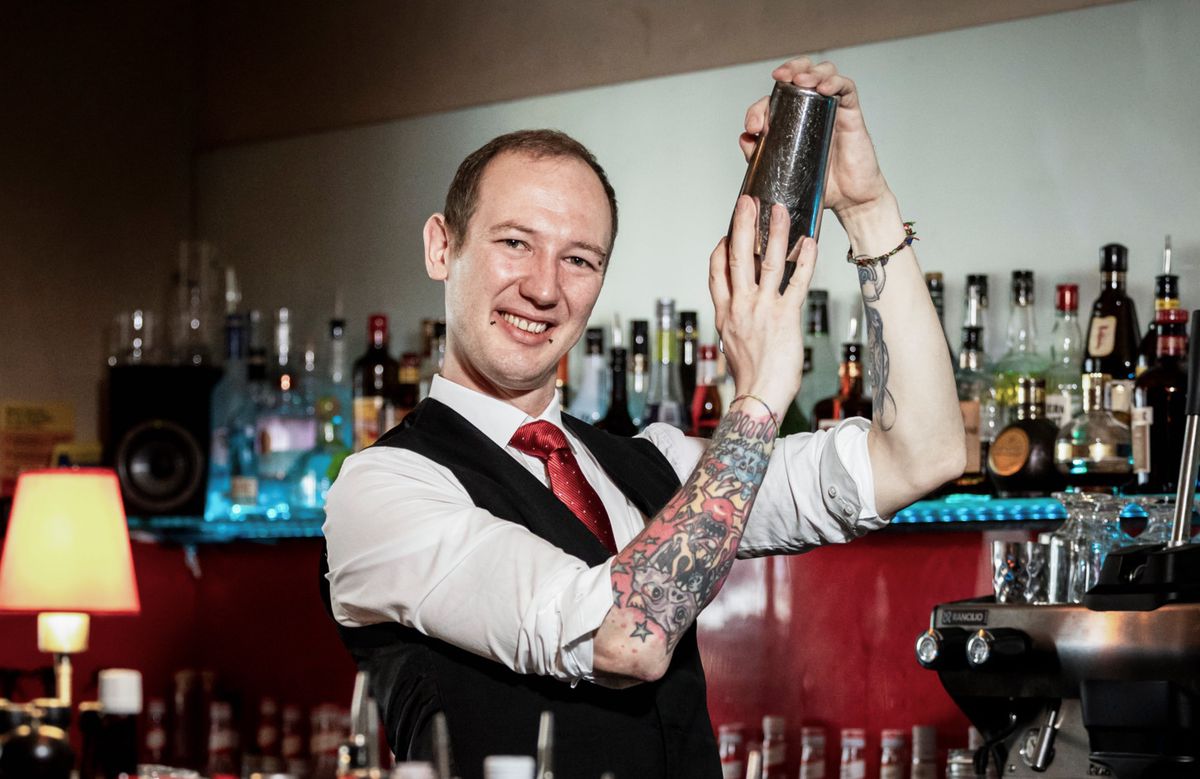 Drinks mixen mit Entertainment: 10 Fragen an den Barkeeper des Jahres ...