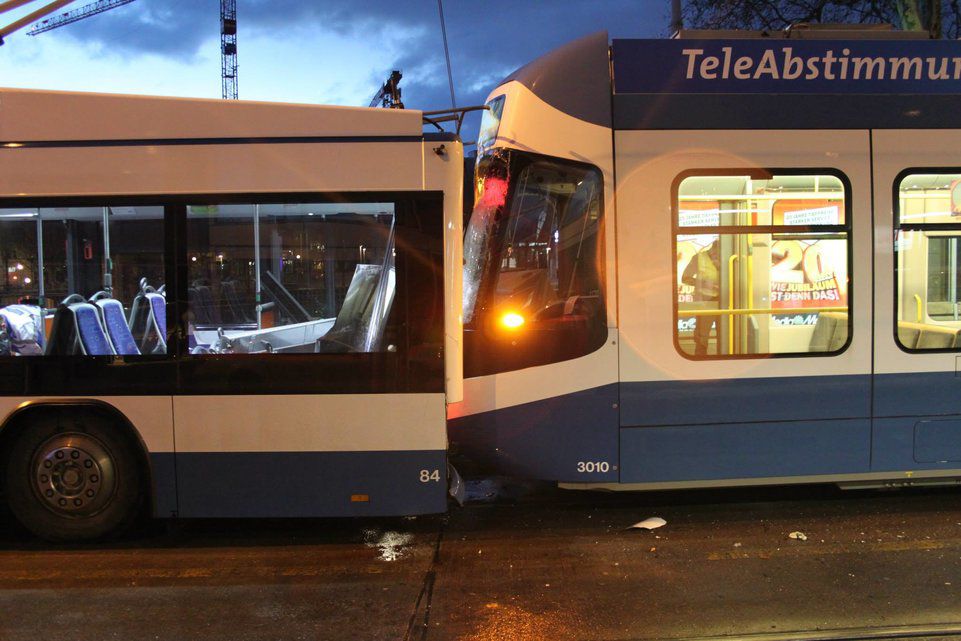 Tram krachte in stehenden Bus – mehrere Verletzte | Tages-Anzeiger