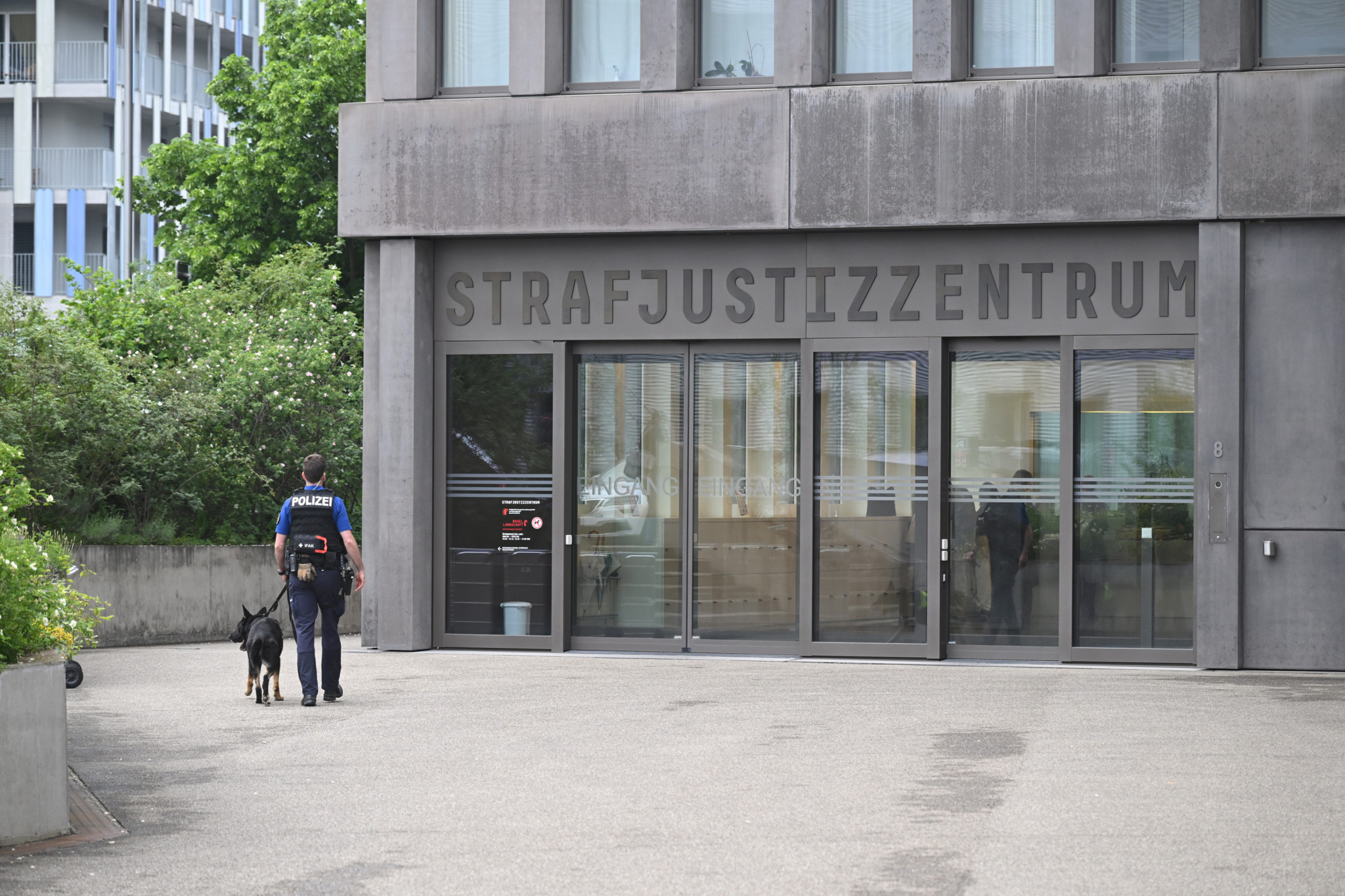 Schuss vor Kindern in Aesch: Rentnerin vor Gericht