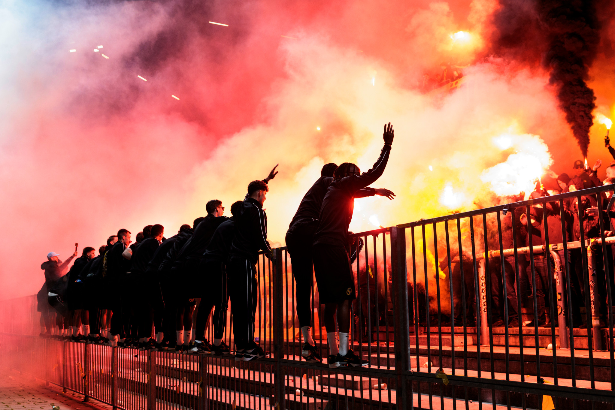 YB ist Meister: So feierte die Mannschaft mit den Fans im Wankdorf ...
