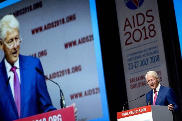 Sida: Clinton «supplie» le monde à continuer la lutte | Tribune de Genève