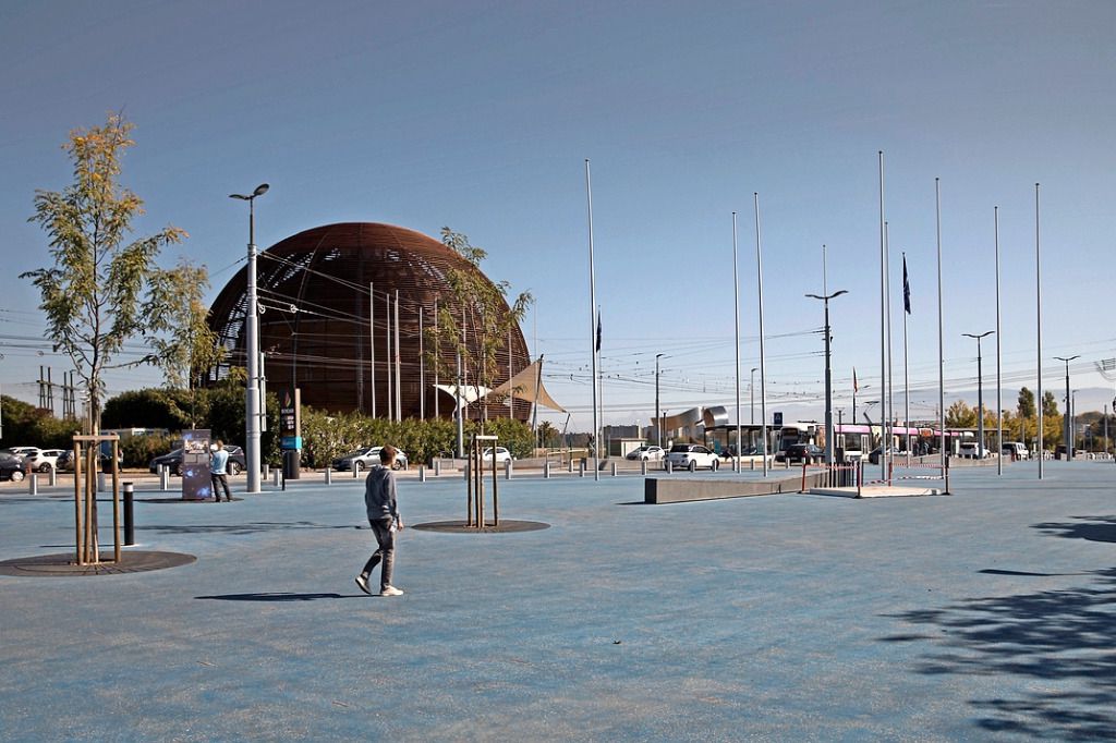 Le CERN inaugure son parvis bleu de particules | Tribune de Genève