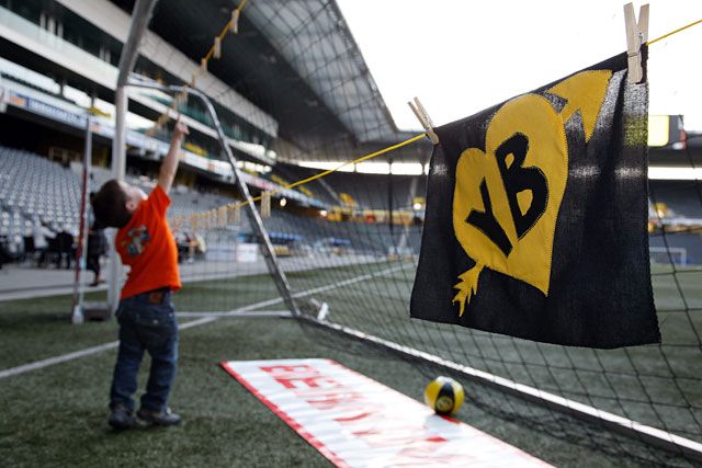 Eine selber genähte YB-Fan-Flagge | Der Bund