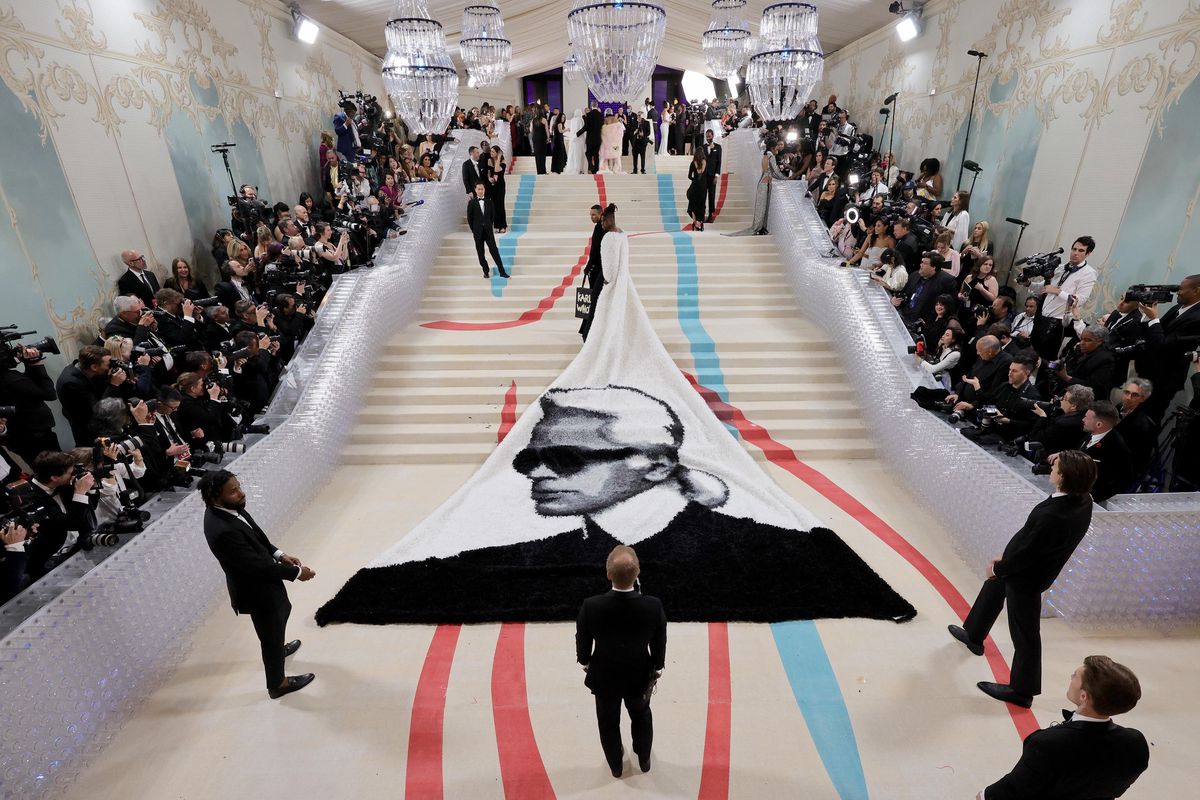 Met-Gala in New York: Stars würdigen verstorbenen Karl Lagerfeld ...