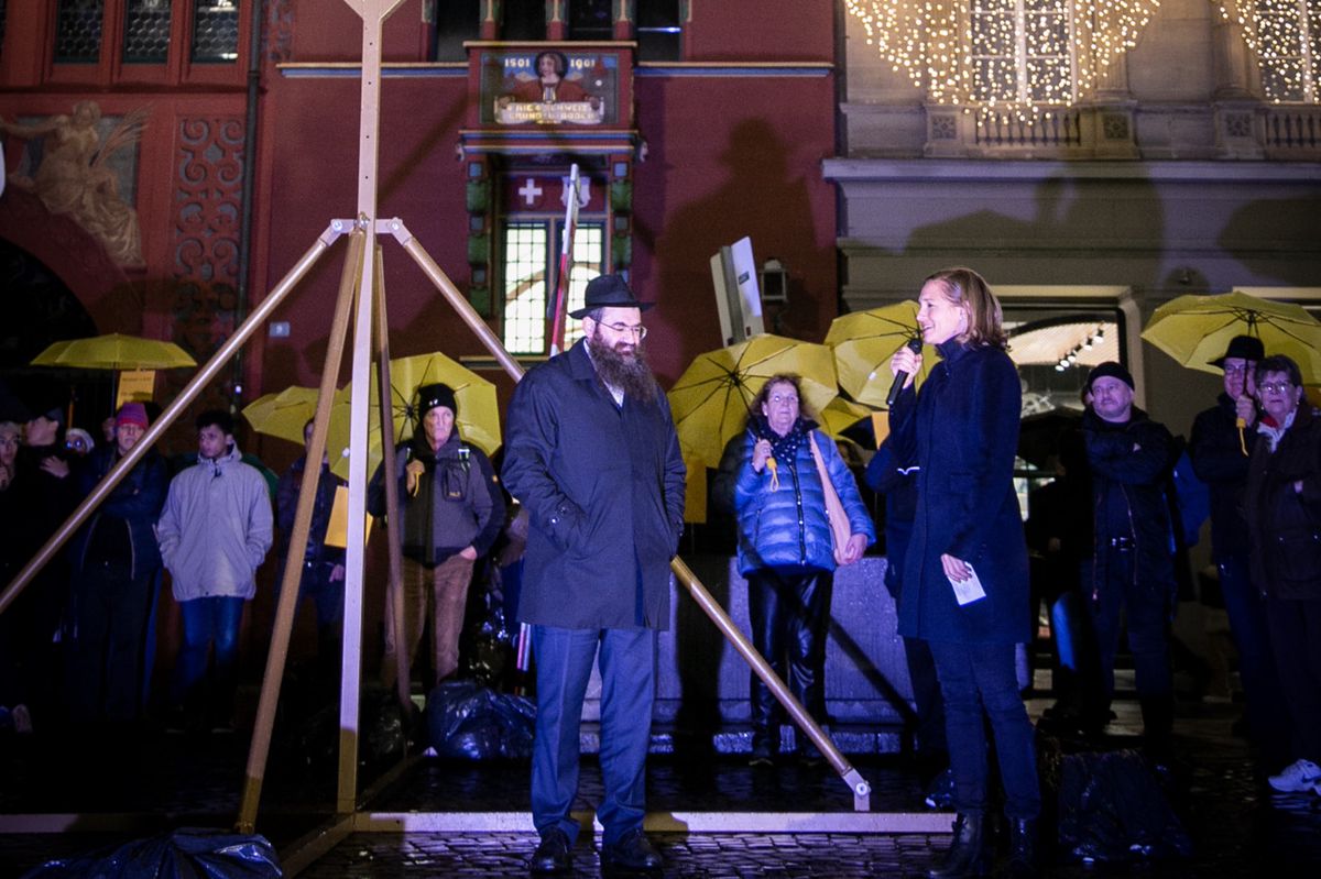 Basler Chanukka: Regierungsrat zeigt am jüdischen Lichterfest sein ...