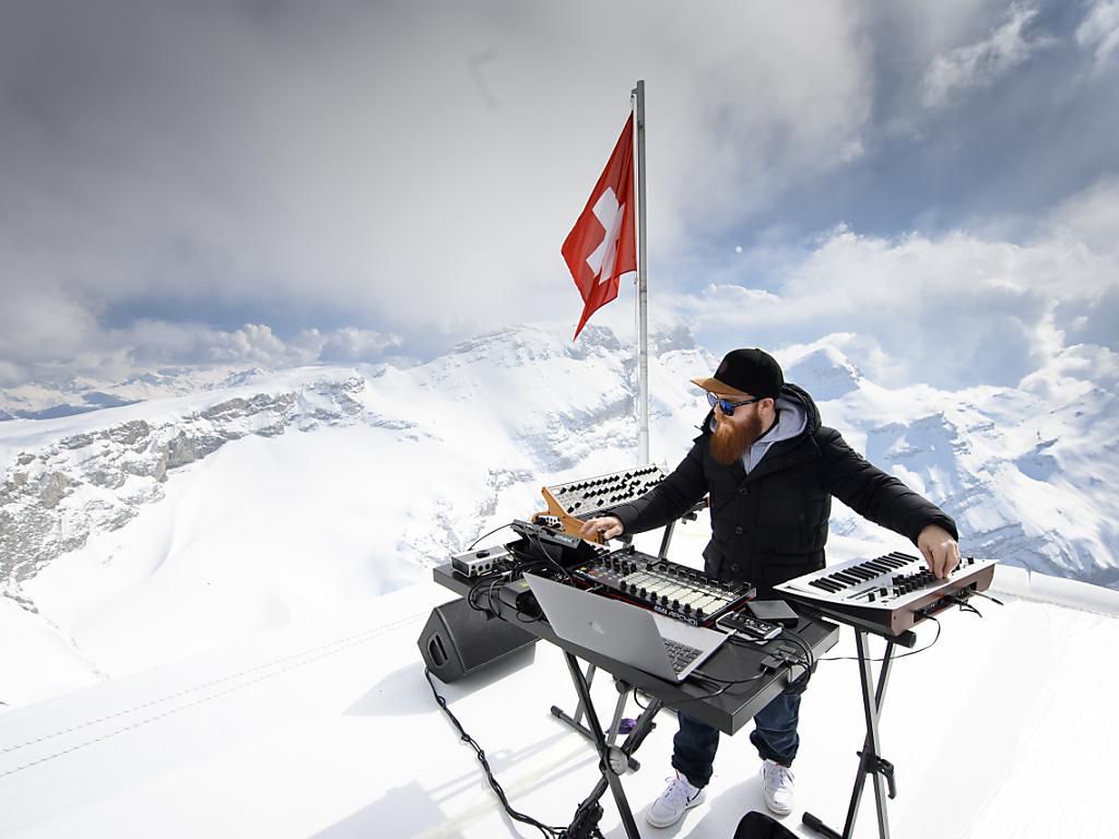 Les Diablerets - Le DJ Teho pose ses platines à Glacier 3000 | 24 heures