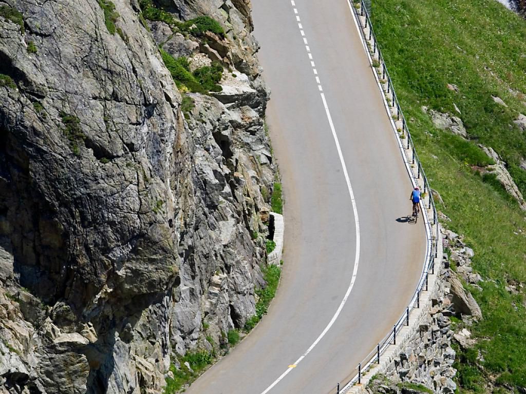 Unfall während Ausbildungsfahrt: Militärlastwagen stürzt am Sustenpass ...