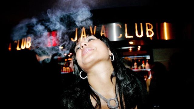 Santé publique: A Genève, le Java se moque de l'interdiction de fumer ...