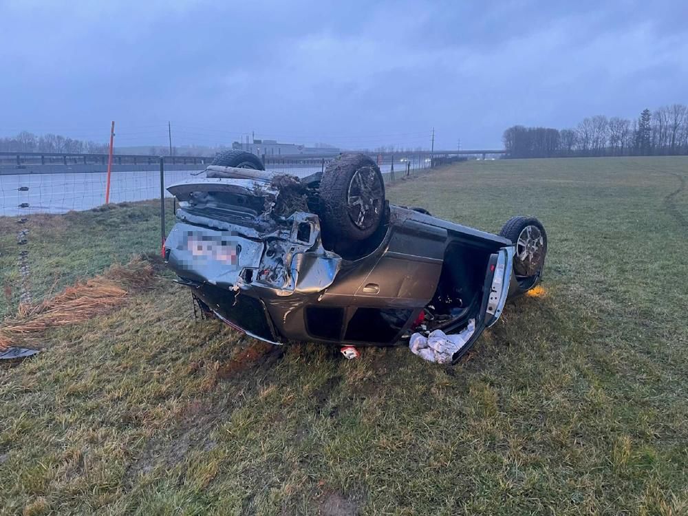 Autoroute A12: Percutée par l’arrière, une voiture atterrit sur le toit ...