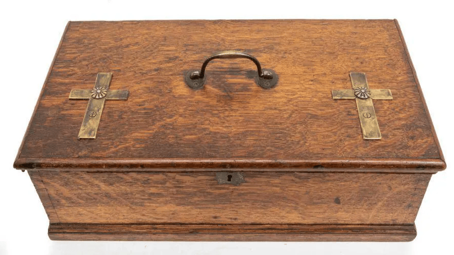 Rekordpreis erzielt: Weihwasser, Kruzifix, Pflock versteigert – Alle ...