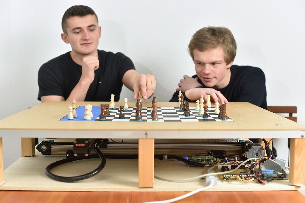 Jungtüftler begeistern mit mobilem Schachroboter | Zürichsee-Zeitung