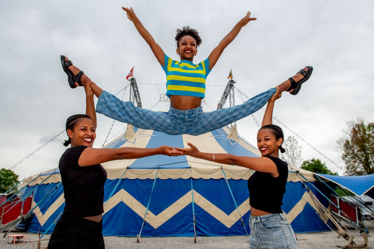 Circus Harlekin in Thun mit Hebeakrobatik der Golden Sisters | Berner ...