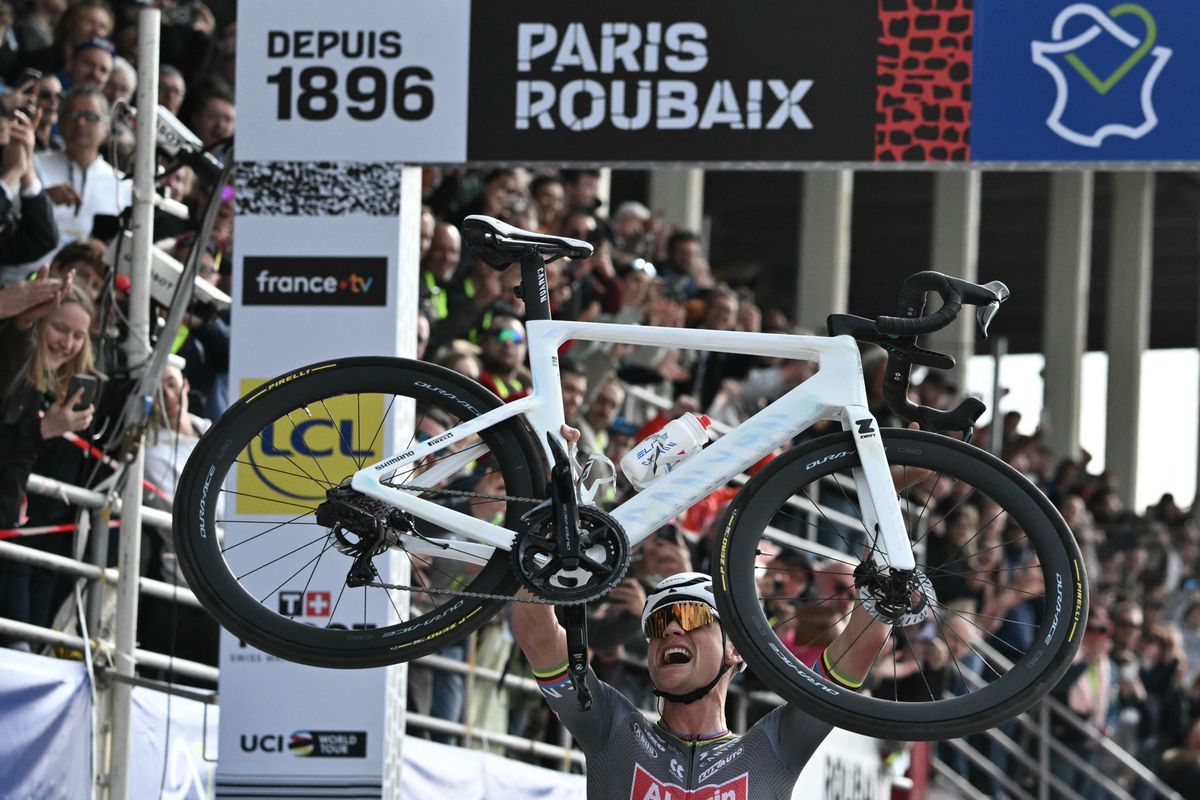 Paris-Roubaix: Mathieu van der Poel gagne pour la troisième fois de suite | 24 heures