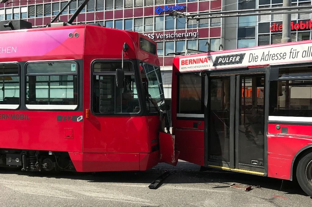 Tram kollidiert mit Bus und entgleist | Berner Zeitung