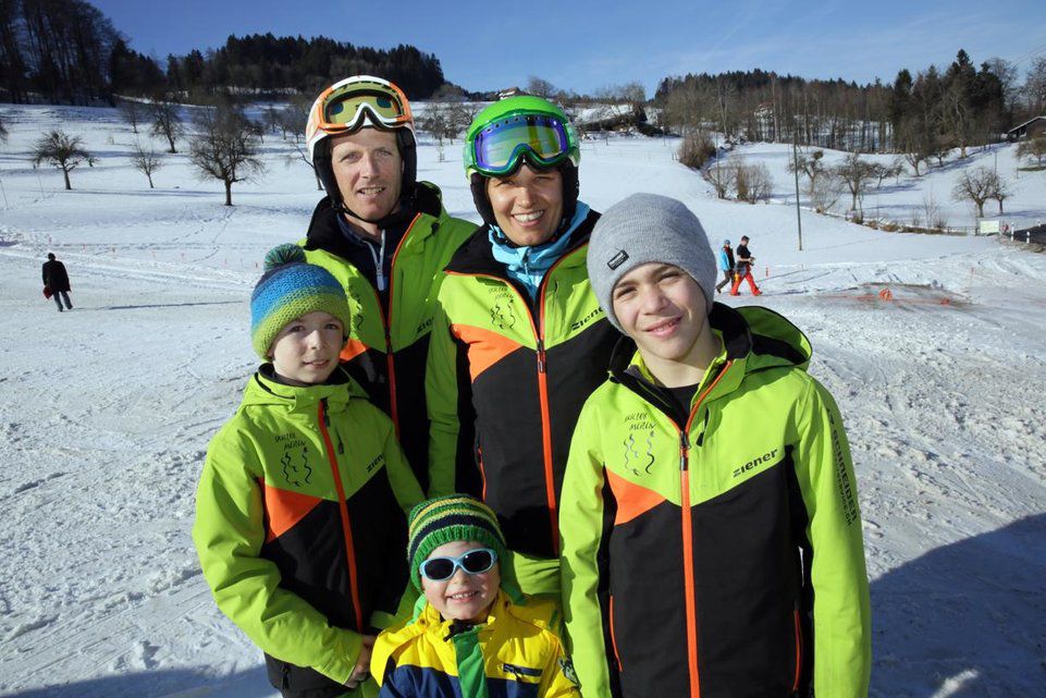 Skifamilie Honegger fuhr das Rennen am Pfannenstiel zu fünft ...