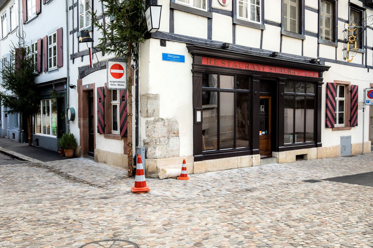 Schon dreimal kaputt: Der Poller beim St.-Alban-Eck ist ein Opfer ...