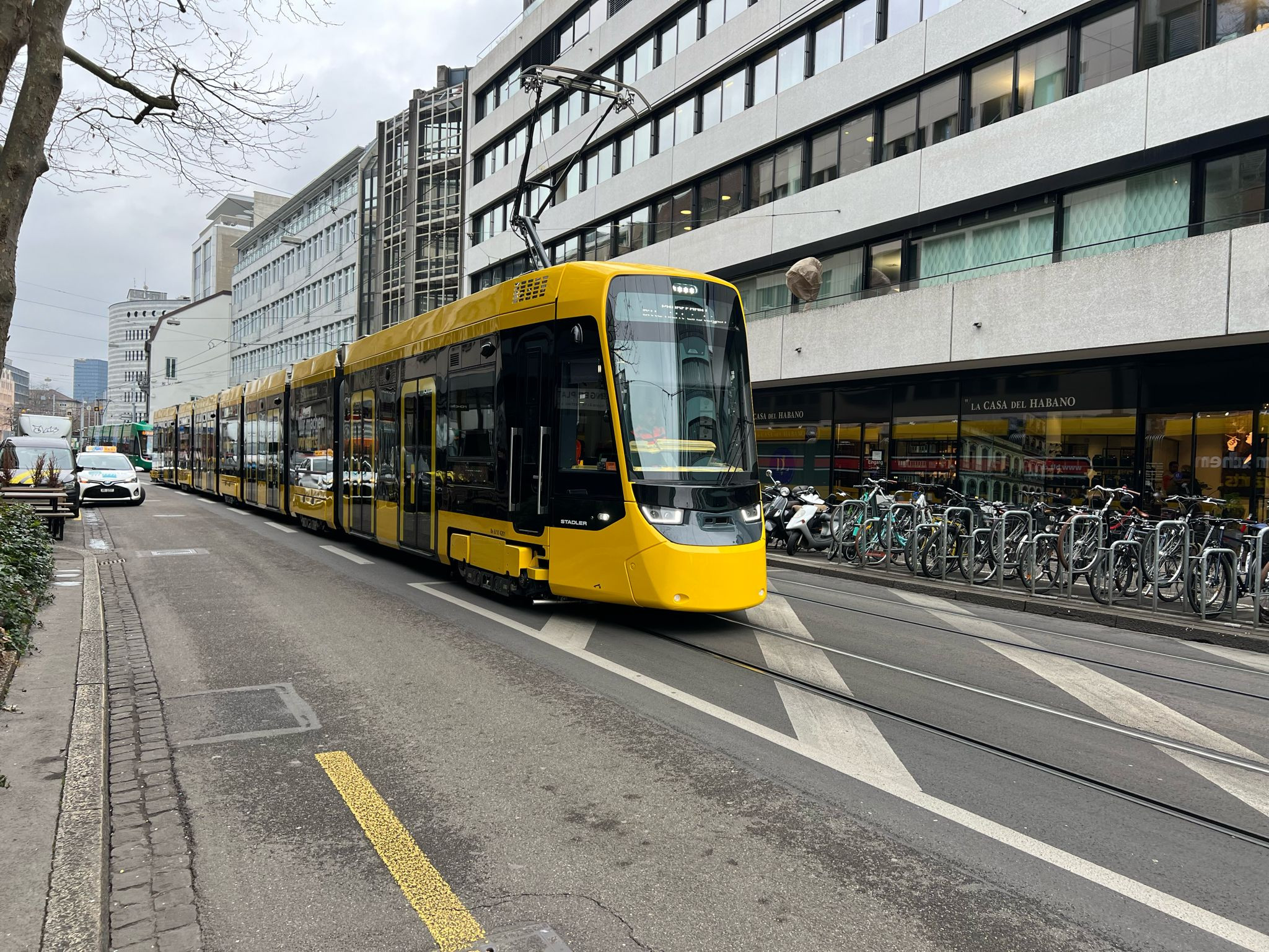 Neues BLT-Tram: Hier dreht «Tina» eine Proberunde | Basler Zeitung