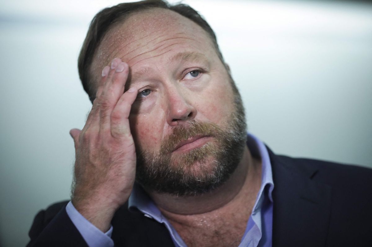 Klage wegen Verschwörungstheorien: Alex Jones meldet Insolvenz von ...