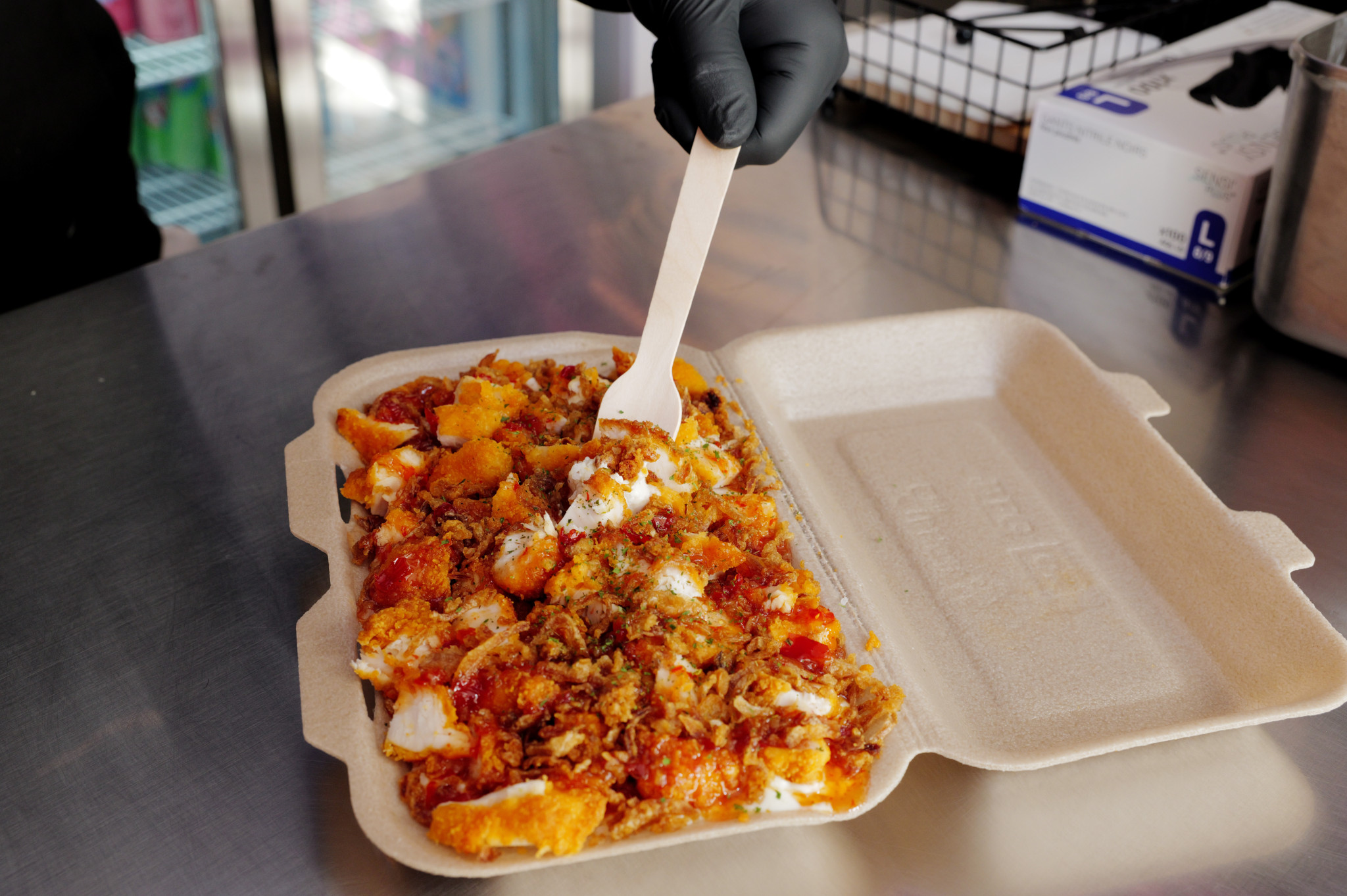 «Crousty»: le plat de riz au poulet frit qui conquiert la génération Z