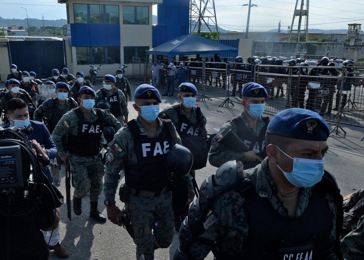 Equateur - Des détenus équatoriens déposent leurs armes dans une prison ...