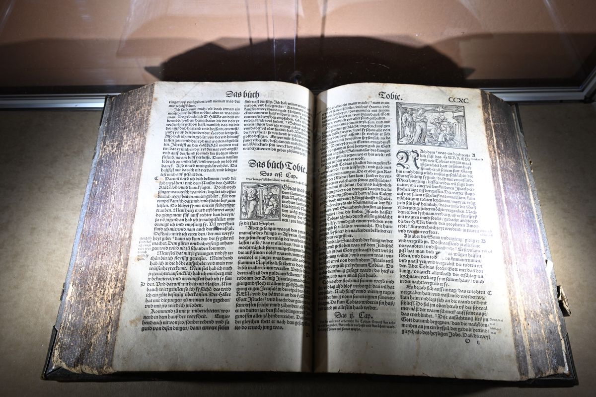 Geschichte in Winterthur: Stadtkirche stellt Bibel von 1539 aus | Tages ...
