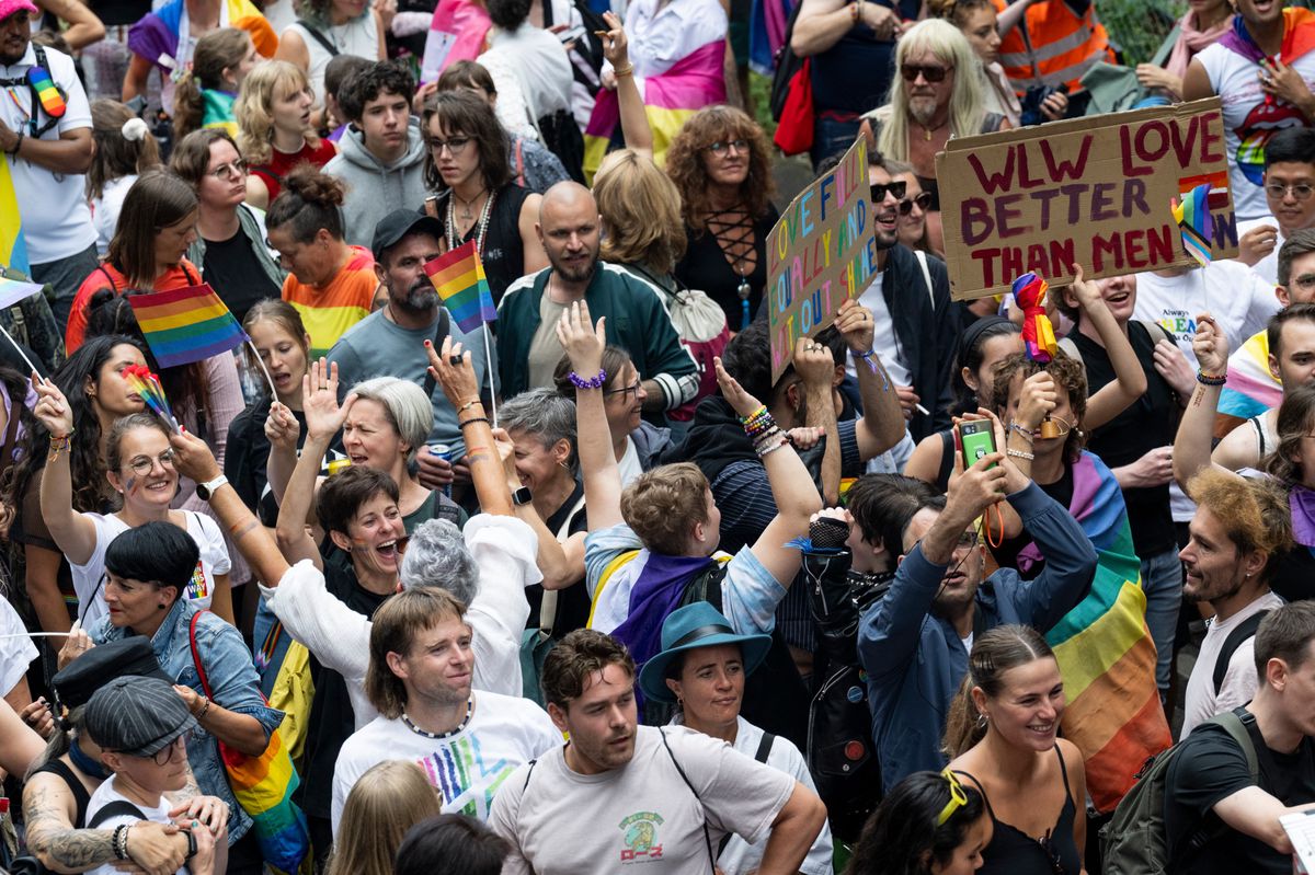 Bern Pride 2025: Regenbogenfahnen, Dragshows und ein Umzug