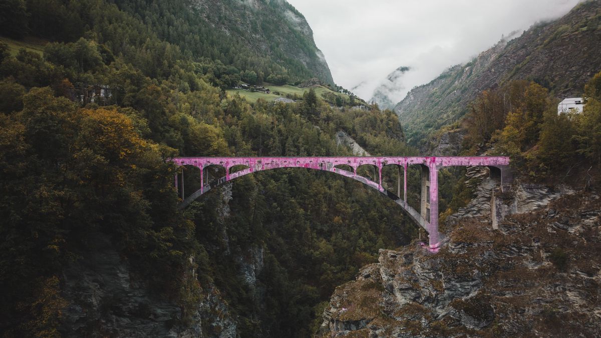 Pont peint en rose en Valais: une vengeance féministe? - Le Matin