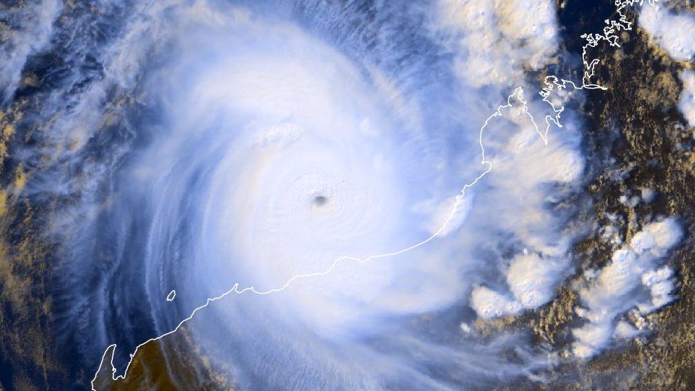 Météo extrême: Un cyclone avec des rafales de près de 300 km/h s'abat ...