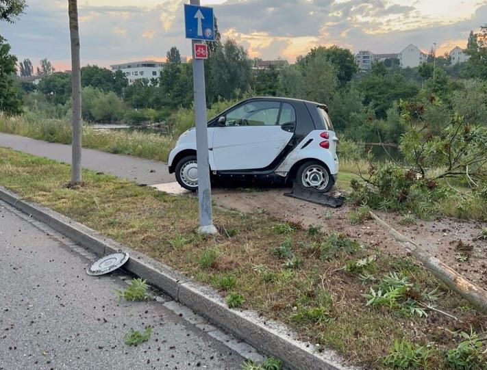 Basler Polizei sucht Zeugen: Person baut Unfall und lässt beschädigtes ...