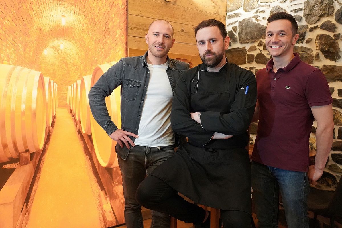 Luc, Charlély et Jules vous attendent Chez Les Copains, précipitez-vous ...