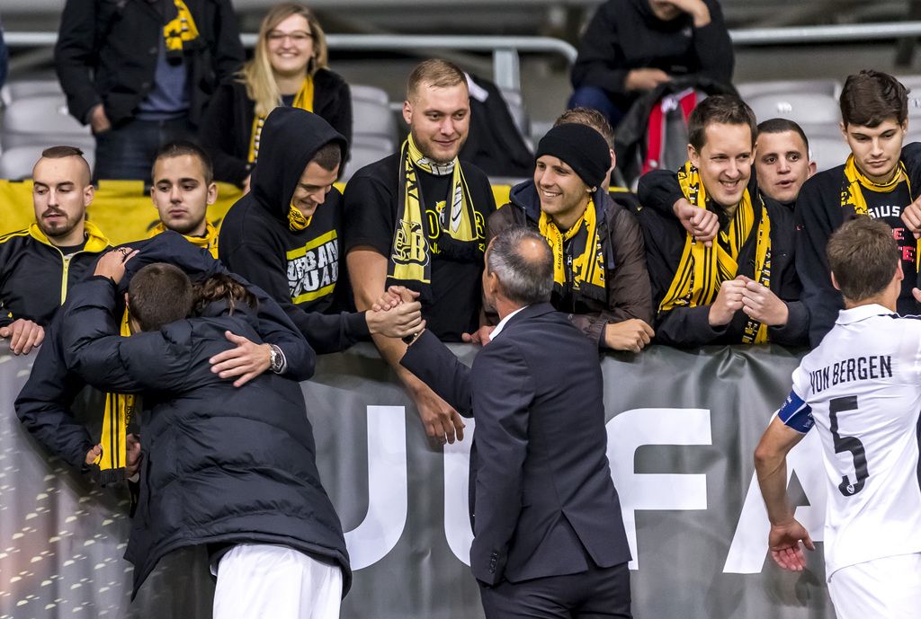 Der Dank der Spieler an die 61 YB-Fans | Berner Zeitung