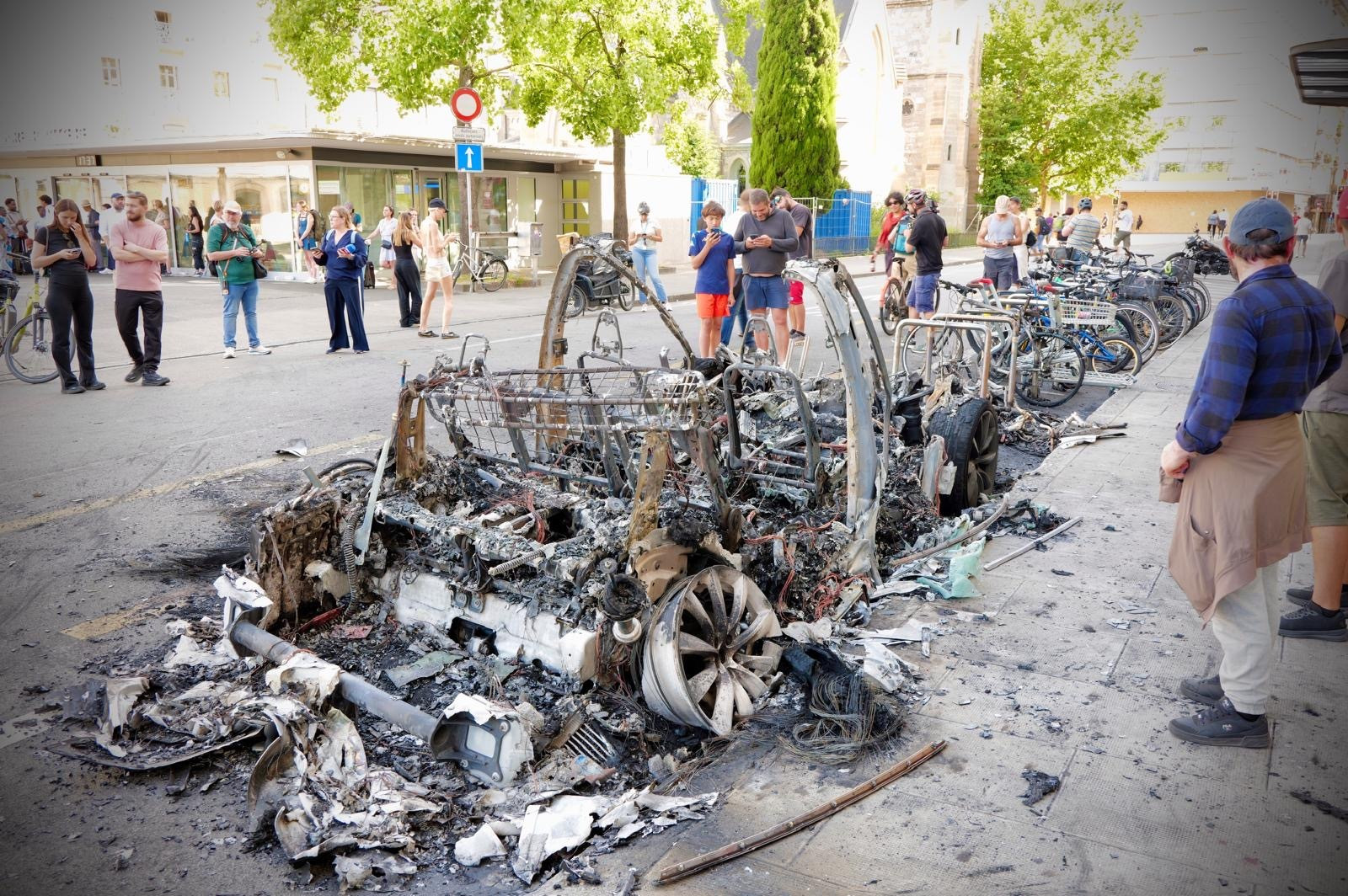 DIRECT. G7: 600 casseurs dont des black blocs ont infiltré le cortège
