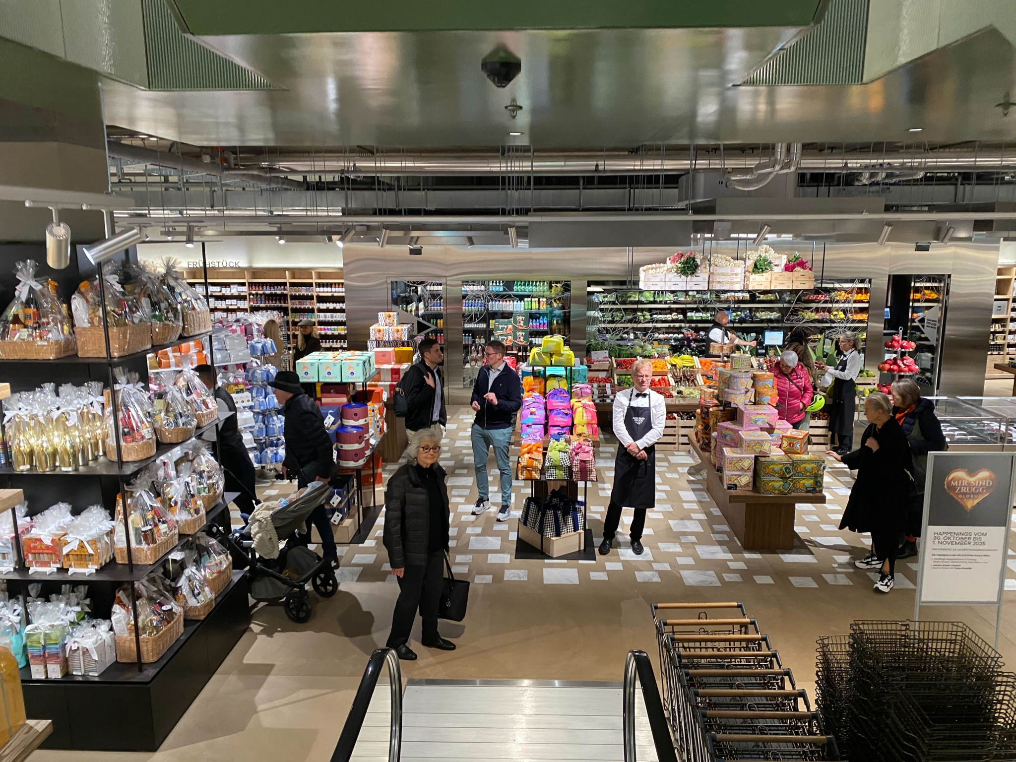 Globus Basel: Champagner und Deckenkontroverse an Eröffnung