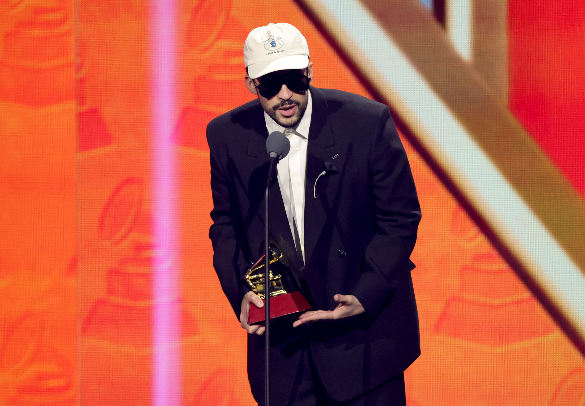 Bad Bunny: le chanteur portoricain triomphe aux Grammy Awards